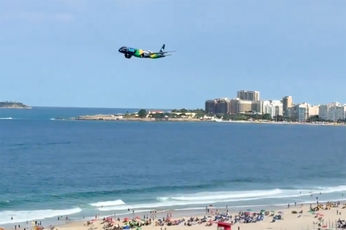 Com som de baleia, Embraer da Azul com pintura da bandeira do Brasil ...